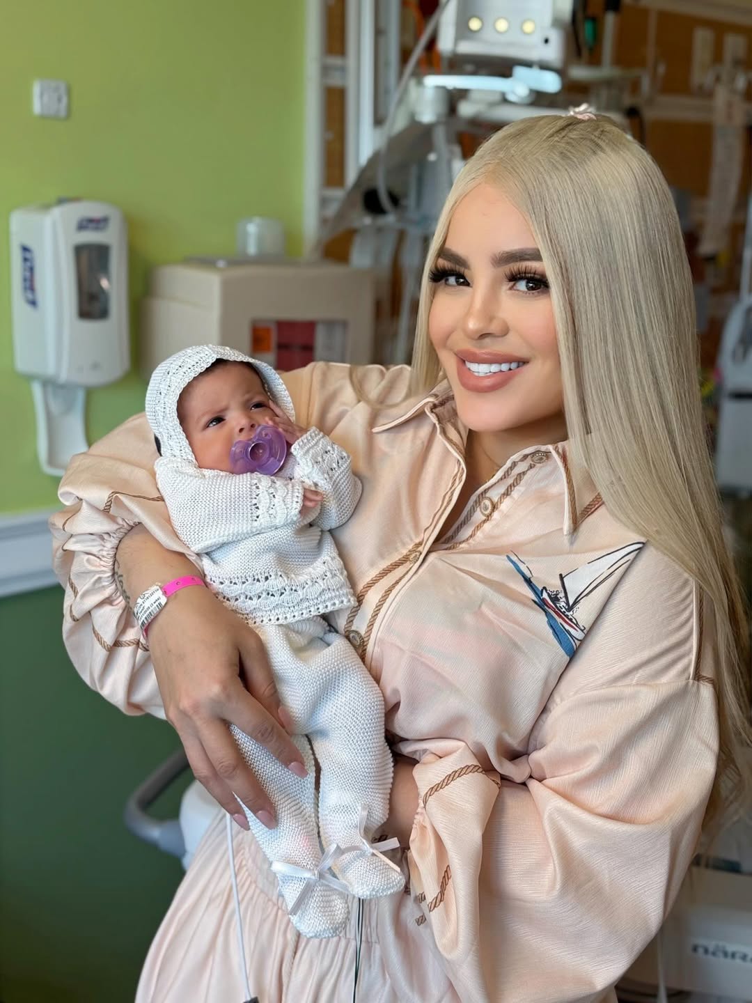 Tras 34 días hospitalizada, la hija de Jenn Quezada recibe el alta y ...